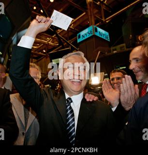 Kin Wah Loh, President and CEO of Qimonda AG, left, and Yukio Sakamoto ...