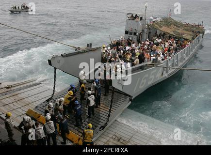 US Navy A Landing Craft Utility (LCU) betritt das Bohrdeck des ...