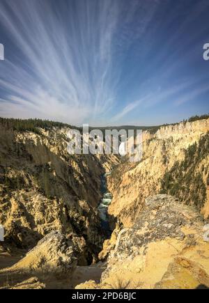Ein Blick am Morgen auf die Lower Falls des Yellowstone River und den ...
