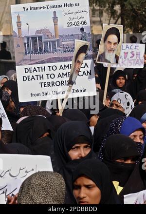 Pakistanischer schiitischer Muslim nimmt an Trauerritualen Teil, um das ...