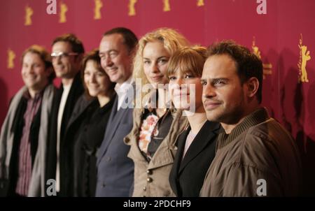 Die Schauspielerin Nina Hoss, rechts, posiert am Montag, 25. Aug. 2003 ...