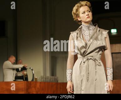 Sabine Osthoff in der Rolle der Karoline und Thomas Kamper als Kasimir ...