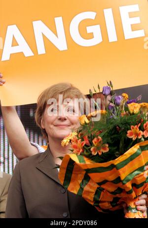 Die Vorsitzende der CDU/ CSU und Kanzlerkandidatin Angela Merkel, Mitte ...