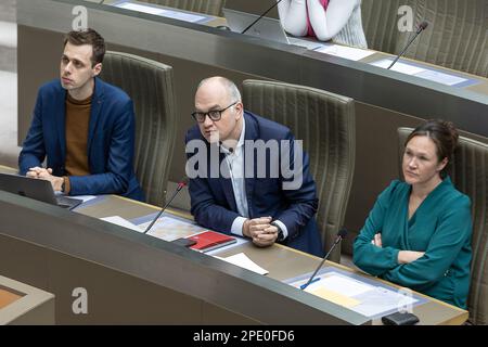 Jos D'Haese VON PVDA und Bjorn Rzoska von Groen, abgebildet auf einer Plenartagung des ...