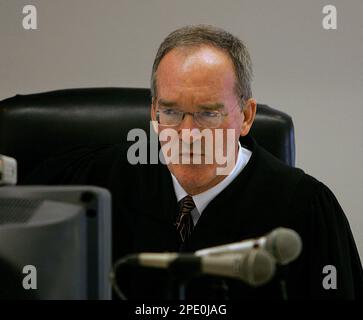 Franklin County Circuit Judge William Graham, left, talks with ...