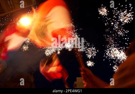 Lebanese supporters of Lebanon's slain former Prime Minister Rafik ...