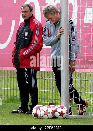 Felix Magath, Trainer des FC Bayern Muenchen, rechts, wirft am ...