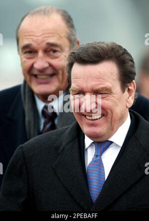 Bundeskanzler Gerhard Schroeder, rechts, und Helmut Heinen, links, der ...
