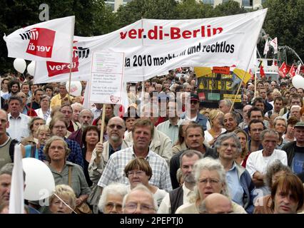 Gegen die Reform der Arbeitsmarktgesetze protestieren hinter einem Zaun ...
