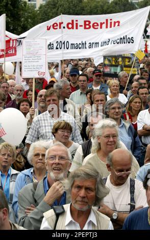 Gegen die Reform der Arbeitsmarktgesetze protestieren hinter einem Zaun ...