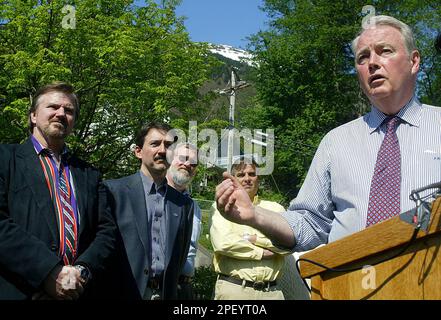 Alaska Gov. Frank Murkowski, right, with Lt. Gov. Loren Leman answers ...