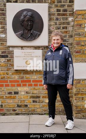 Enid Bakewell, ehemaliger englischer Cricketspieler, am Rachael Heyhoe ...