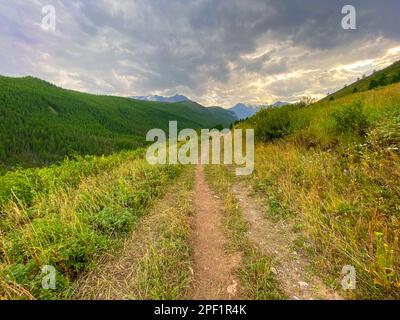 Die Straße der Reisenden am Rande des Hügels in der Nähe der Klippe ...