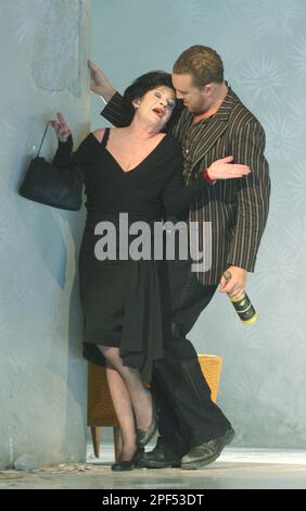 Elisabeth Orth in der Rolle der Claudia Galotti und Johanna Wokalek in ...