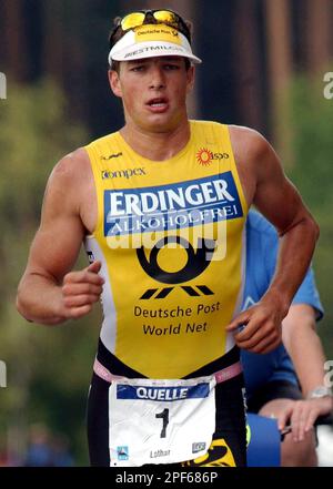 Der deutsche Triathlet und Titelverteidiger Lothar Leder, links, aus ...
