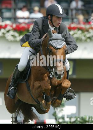 Der deutsche Reiter Ludger Beerbaum auf Goldfever auf dem Weg zu Platz ...