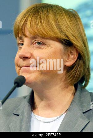 Die Vorsitzende der CDU/ CSU und Kanzlerkandidatin Angela Merkel, Mitte ...