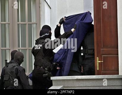 Romanian special police soldiers escort Greece's most wanted criminal ...
