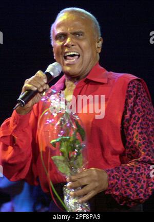 Der amerikanische Saenger Harry Belafonte startet am Samstagabend, 1. Maerz 2003, an seinem 76 ...
