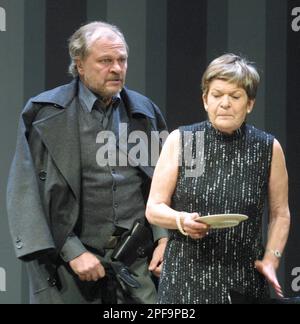 Elisabeth Orth in der Rolle der Claudia Galotti und Johanna Wokalek in ...