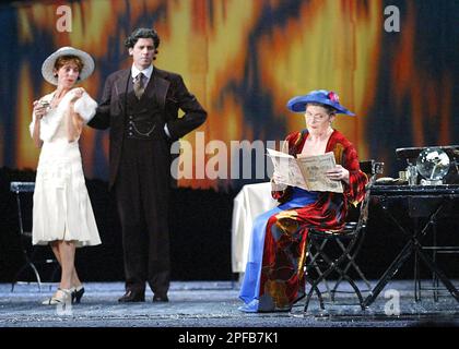Elisabeth Orth in der Rolle der Claudia Galotti und Johanna Wokalek in ...