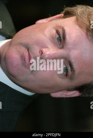 Former Alabama Gov. Jim Folsom Jr., talks with reporters after he ...