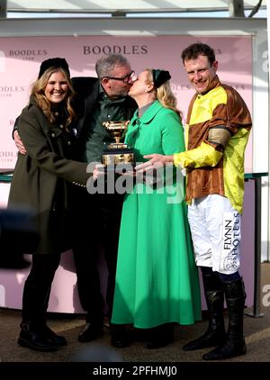 Audrey Turley (rechts), Besitzerin von Galopin des Champs, mit ihrem ...