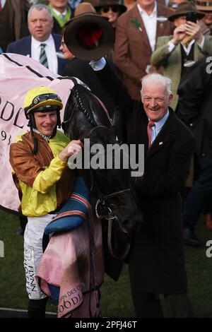 Jockey Paul Townend und Trainer Willie Mullins mit der Trophäe, nachdem ...