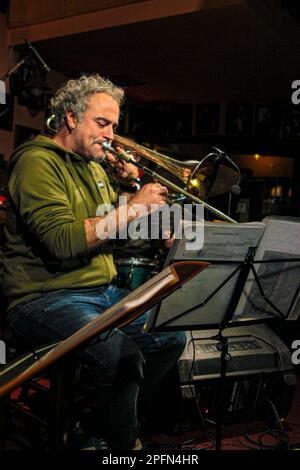 Post-Colonial Blues in einem Konzert im Boogie Club Jazz Live in Rom ...