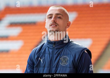 Lewis Fiorini #8 von Blackpool trifft vor dem Sky Bet Championship ...