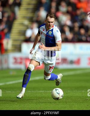 Ryan Hedges #19 von Blackburn Rovers fordert Benik Afobe #7 von ...