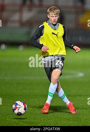 Saxon Earley #24 of Plymouth Argyle erscheint während des Spiels der ...