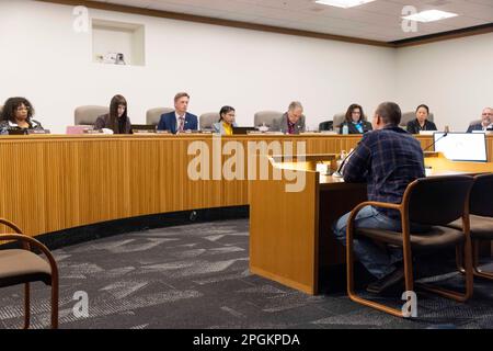 Salem, USA. 22. März 2023. Jason Knopf (R), Vorsitzender des House ...