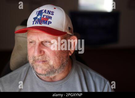 Charles Pace, der derzeitige Anführer der Branch Davidians, trägt einen ...