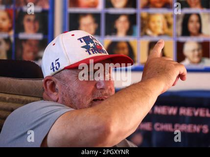 Charles Pace, der derzeitige Anführer der Branch Davidians, trägt einen ...