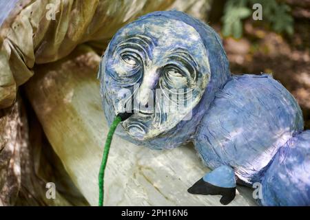 Hookah rauchende Raupe aus Alice Wunderland Kunstobjekt in Outdoor ...