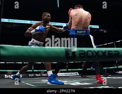 Robert Talarek (links) und Shakiel Thompson im Mittelgewichtskampf in ...