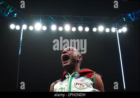 Michael Gomez Jr feiert den Sieg im BBBofC English Super Featherweight ...