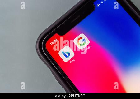 Microsoft Bing- und Google-Symbole auf dem iPhone. Im Februar 2023 gab ...