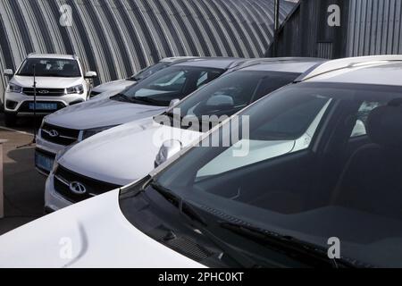 BOIARKA, UKRAINE - 27. MÄRZ 2023 - Polizeiautos, die während der ...