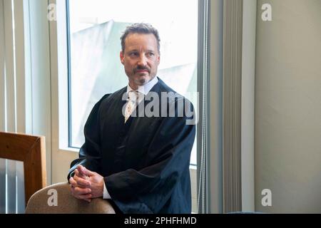 Anwalt der Anwaltskanzlei Hoecker, Vertreter von Kardianl Woelki ...