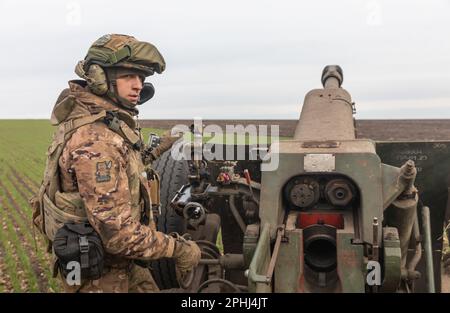Eine Artilleriecrew wartet auf Anweisungen des Mannschaftsführers und weitere Befehle, während ...
