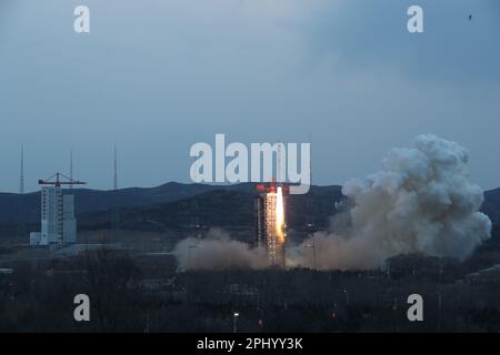 Taiyuan. 30. März 2023. Eine lange März-2D-Rakete, die Satelliten der ...