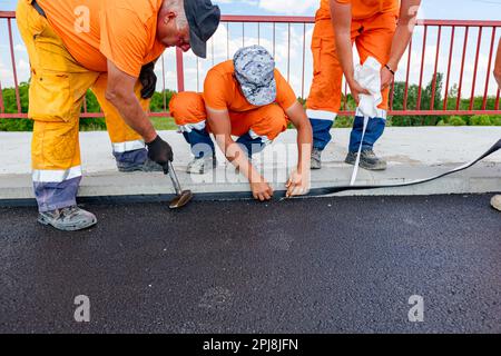 Zrenjanin, Vojvodina, Serbien - 8. Juni 2021: Die Arbeiter verwenden ...