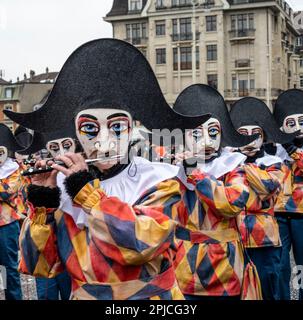 harlequin Piccolo-Spieler beim Basler Schweiz Karneval oder bei der ...