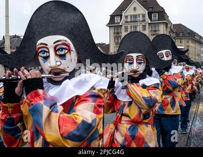 harlequin Piccolo-Spieler beim Basler Schweiz Karneval oder bei der ...