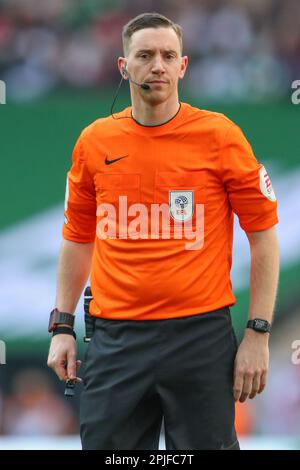 Schiedsrichter Ben Toner beim Finalspiel der Papa John's Trophy Bolton ...