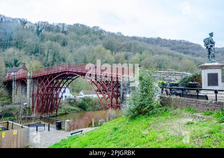 Ein Blick auf die Eisenbrücke, die den Fluss Severn bei Ironbridge in ...