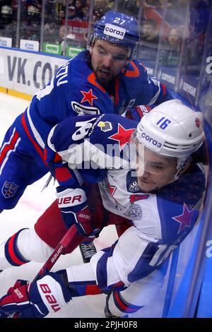 CSKA Hockey Club-Spieler Sergei Plotnikov (Nr. 16) und SKA Hockey Club-Spieler Stepan Falkovsky ...