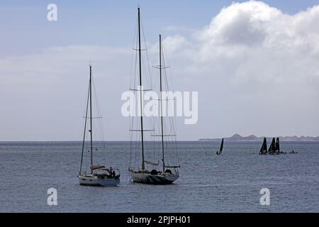 Segelboote an Anlegestellen und Segeltrupps mit schwarzen Segelübungen ...